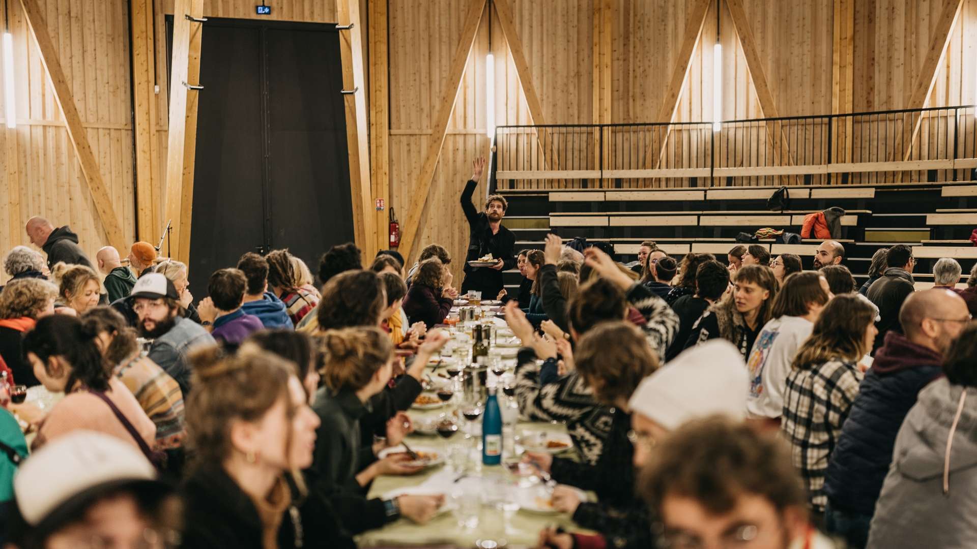 Les fils rouges | Le Plongeoir, Pôle national Cirque Le Mans